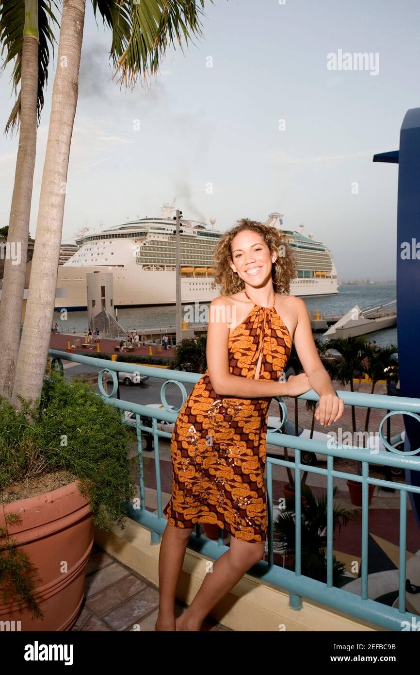 Portrait girl leaning against railing hi-res stock photography and ...