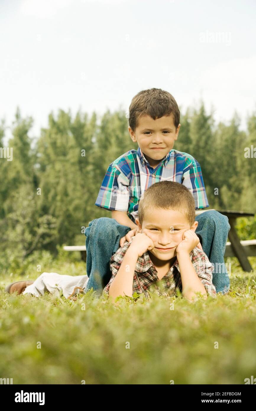 Back view of 4 children hi-res stock photography and images - Alamy