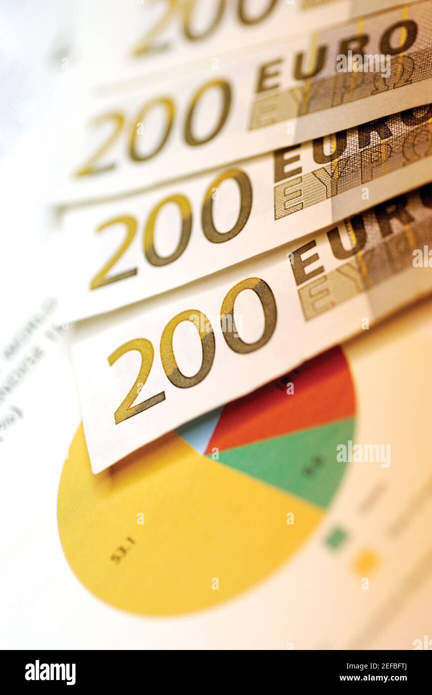 Close-up of two hundred Euro banknotes Stock Photo - Alamy