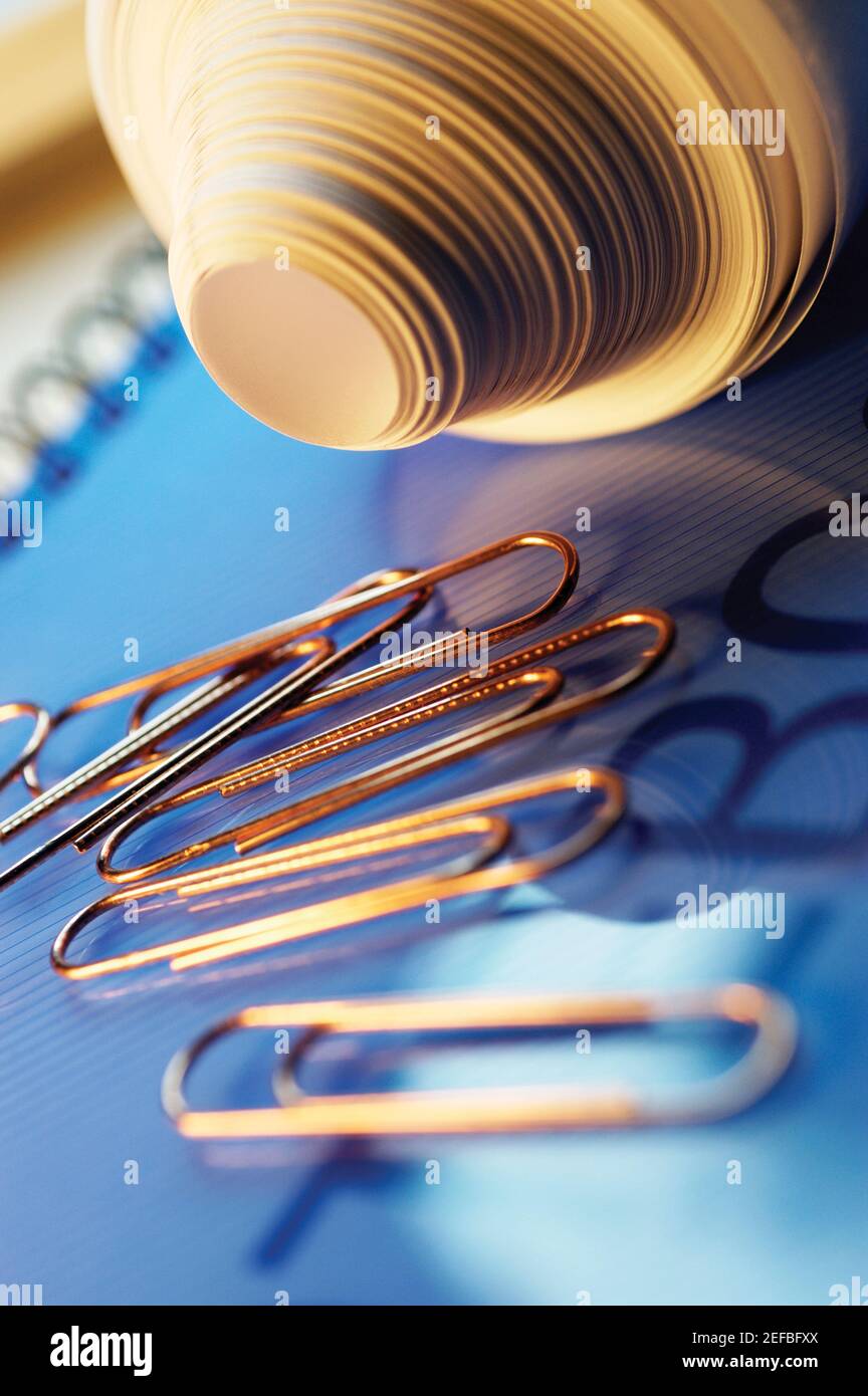 Paper clips and thermos lid, close-up Stock Photo - Alamy