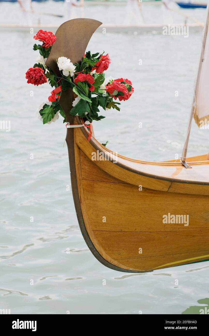 Flowers on gondola venice italy hi-res stock photography and images - Alamy