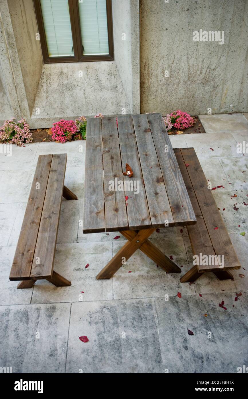 Window above bench hi-res stock photography and images - Alamy