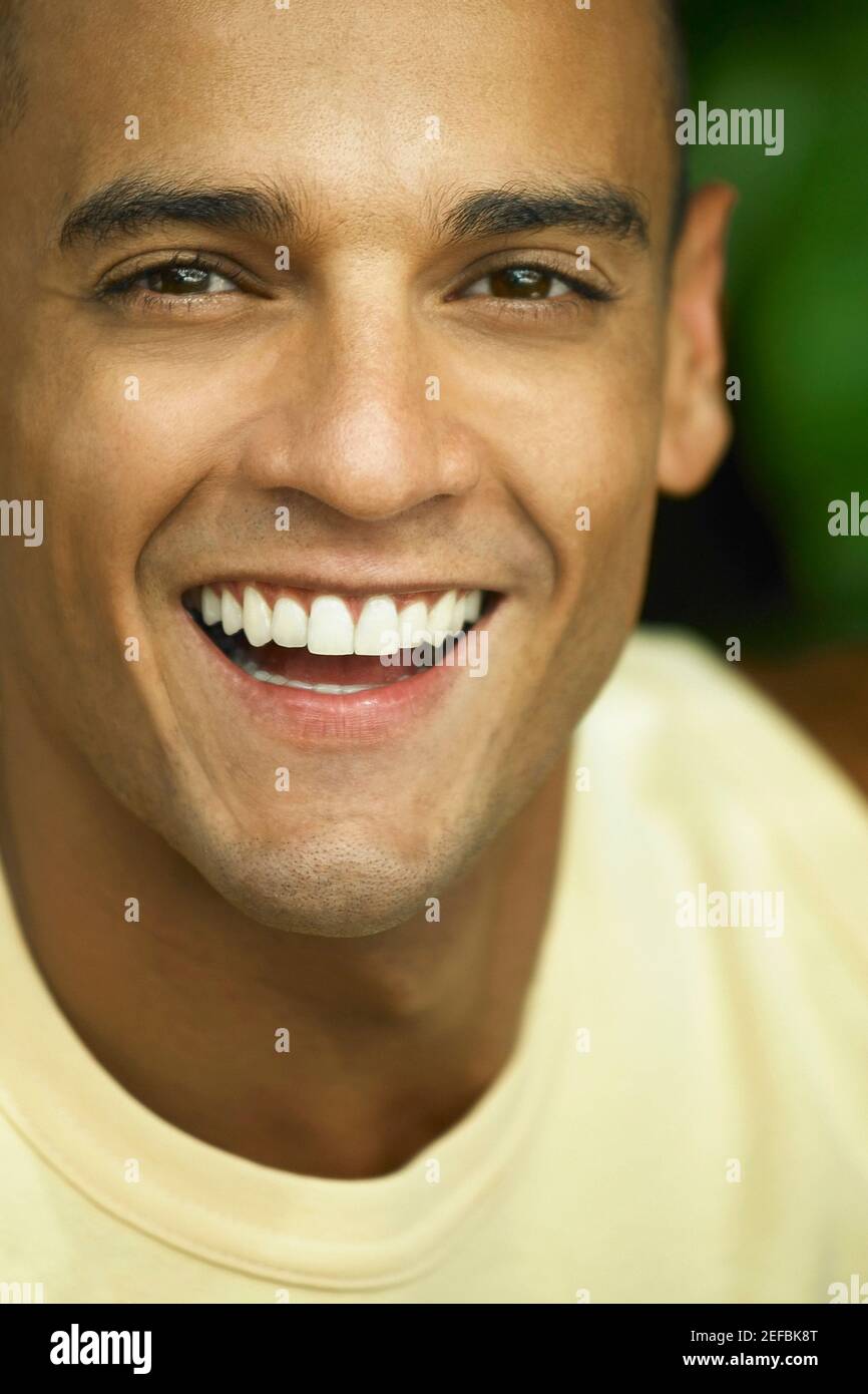 Man smiling portrait 25 29 dof hi-res stock photography and images - Alamy