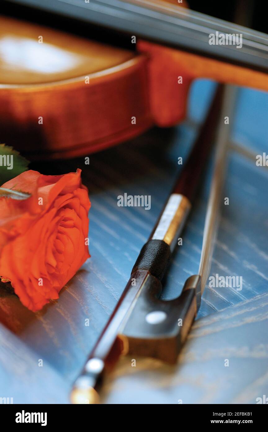 Violin and bow and sheet music hi-res stock photography and images - Alamy