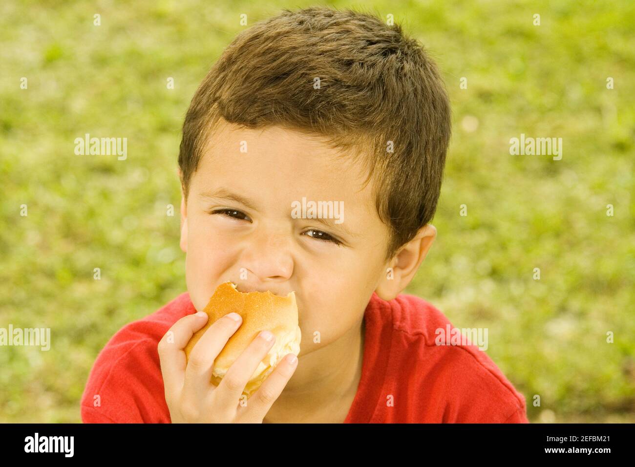 Children eating burger hi-res stock photography and images - Alamy