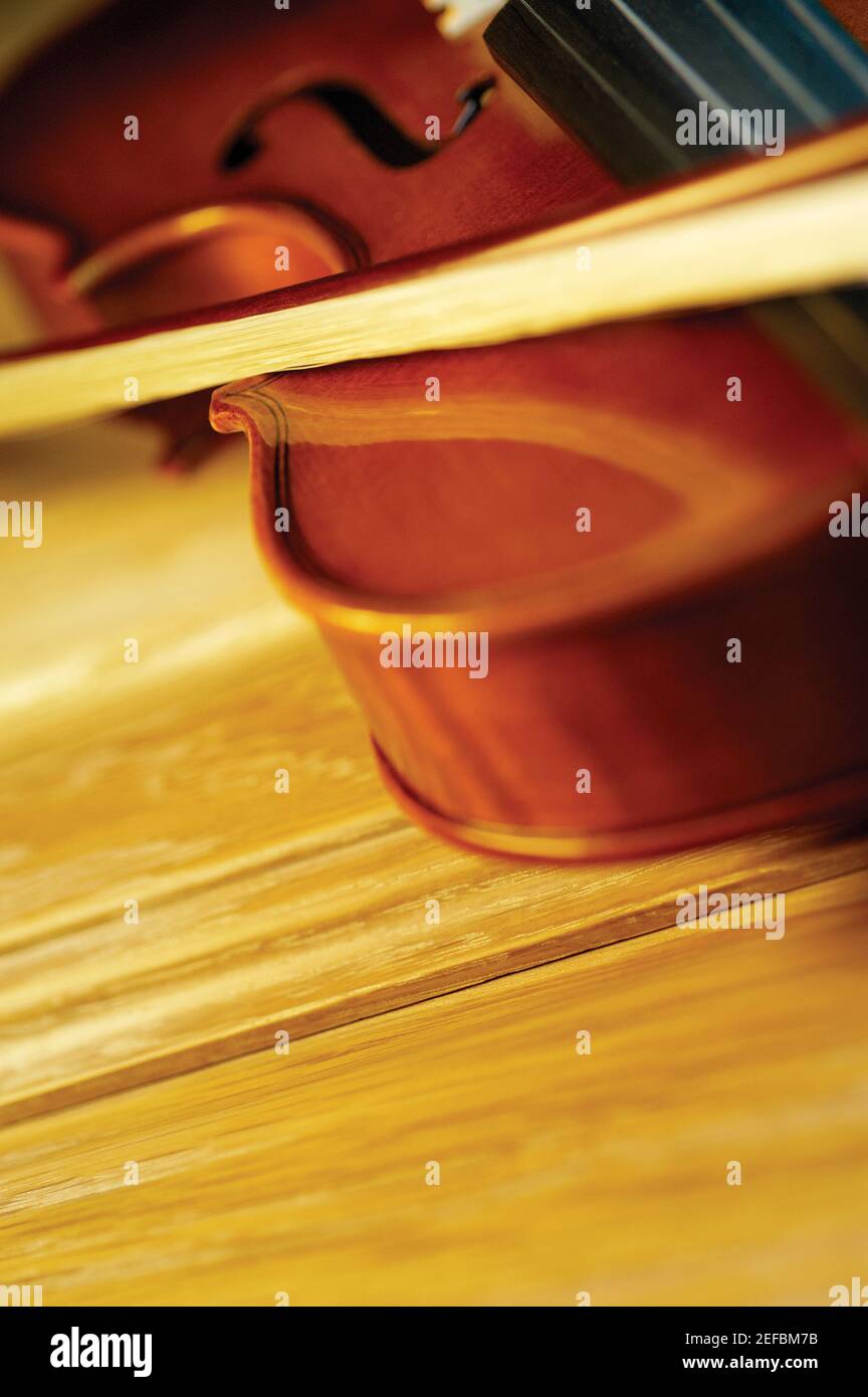 Close-up of violin and violin bow Stock Photo - Alamy
