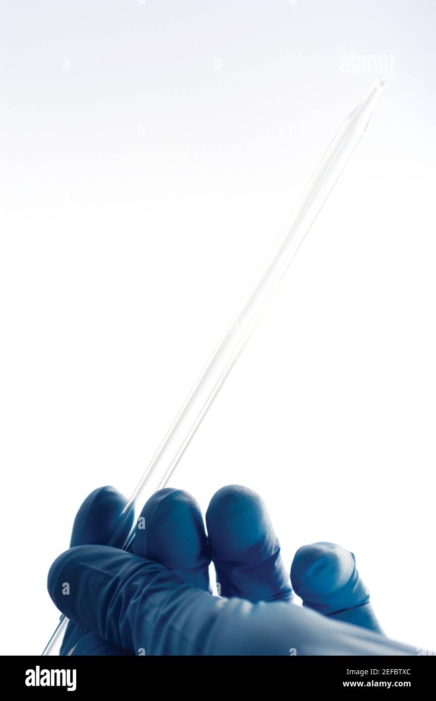 Hand holding a pipette hi-res stock photography and images - Alamy
