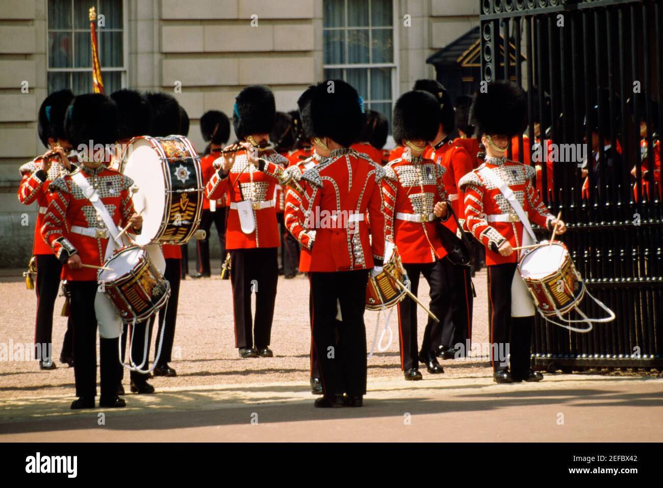 Guards outside Buckingham Palace, London, England Stock Photo - Alamy