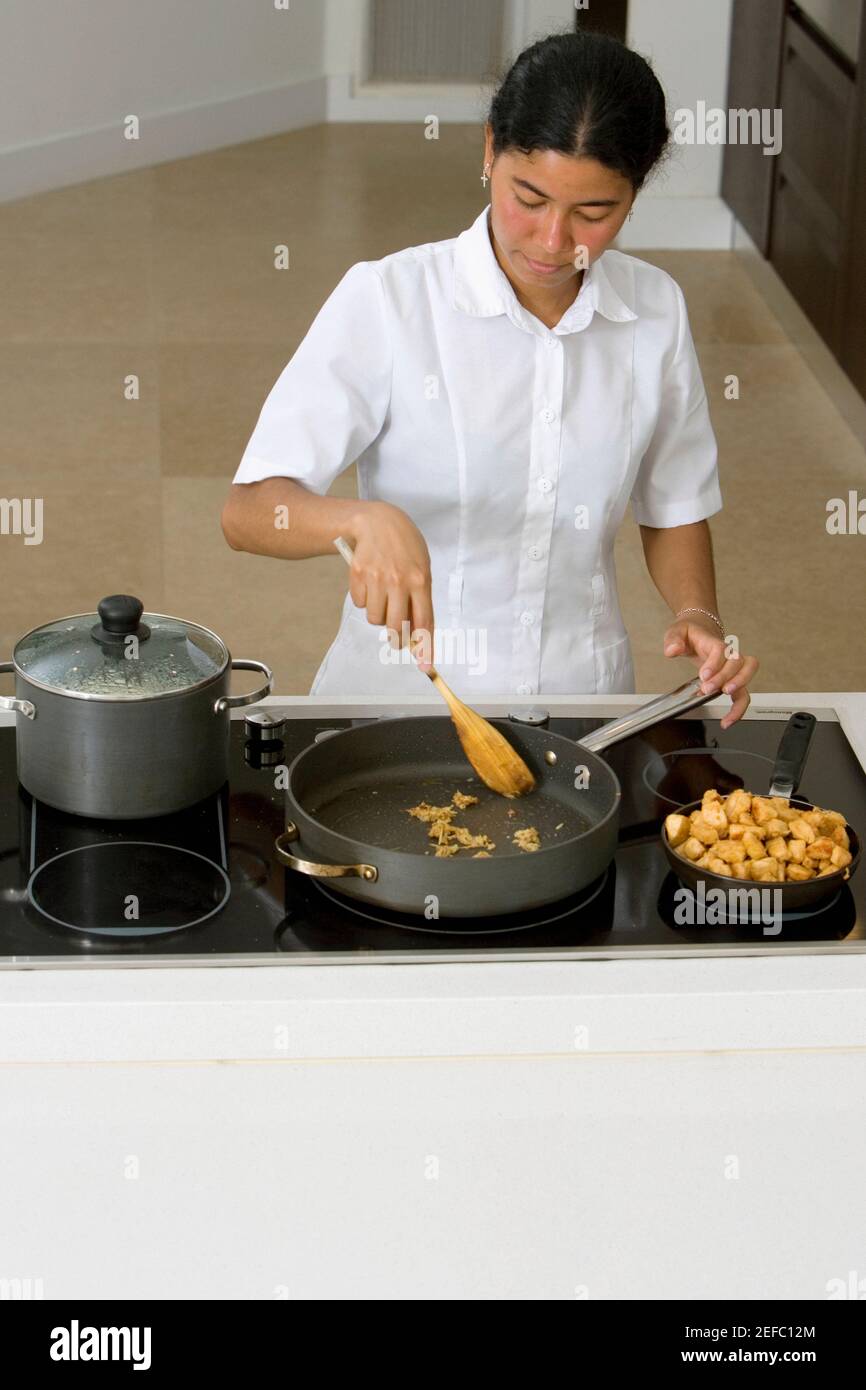 Black kitchen maid hi-res stock photography and images - Alamy