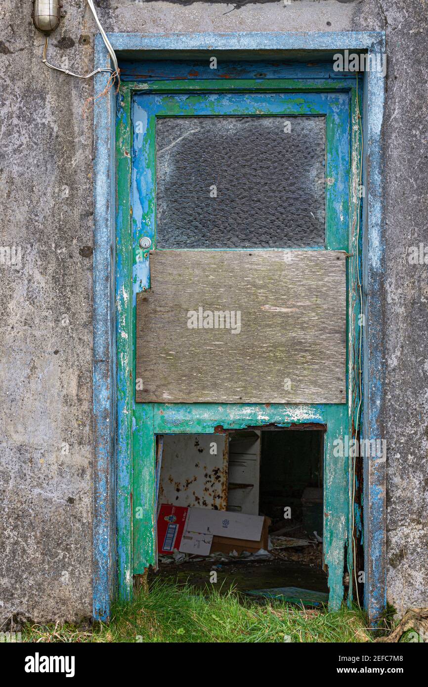 Empty abandoned house hi-res stock photography and images - Alamy