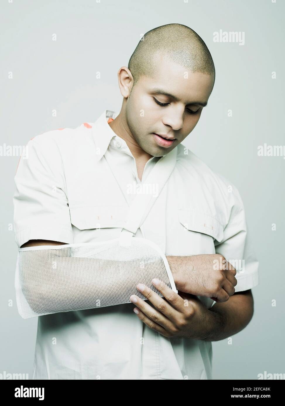 Man arm in a sling hi-res stock photography and images - Alamy