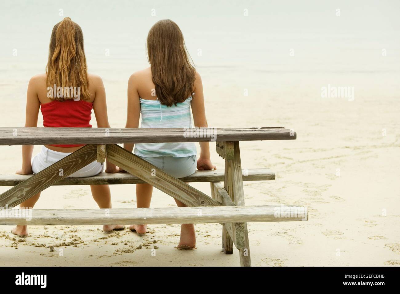 Tween girls barefoot hi-res stock photography and images - Alamy