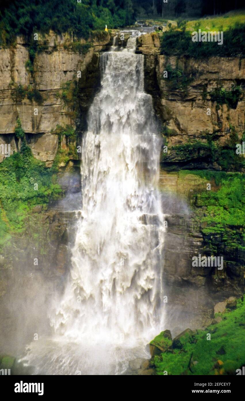 Water falling from cliff hi-res stock photography and images - Alamy