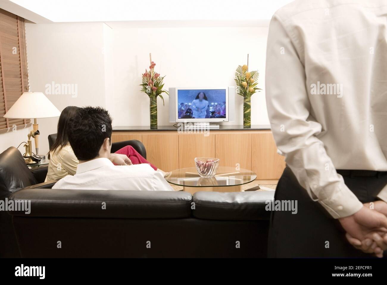People watching tv hi-res stock photography and images - Alamy