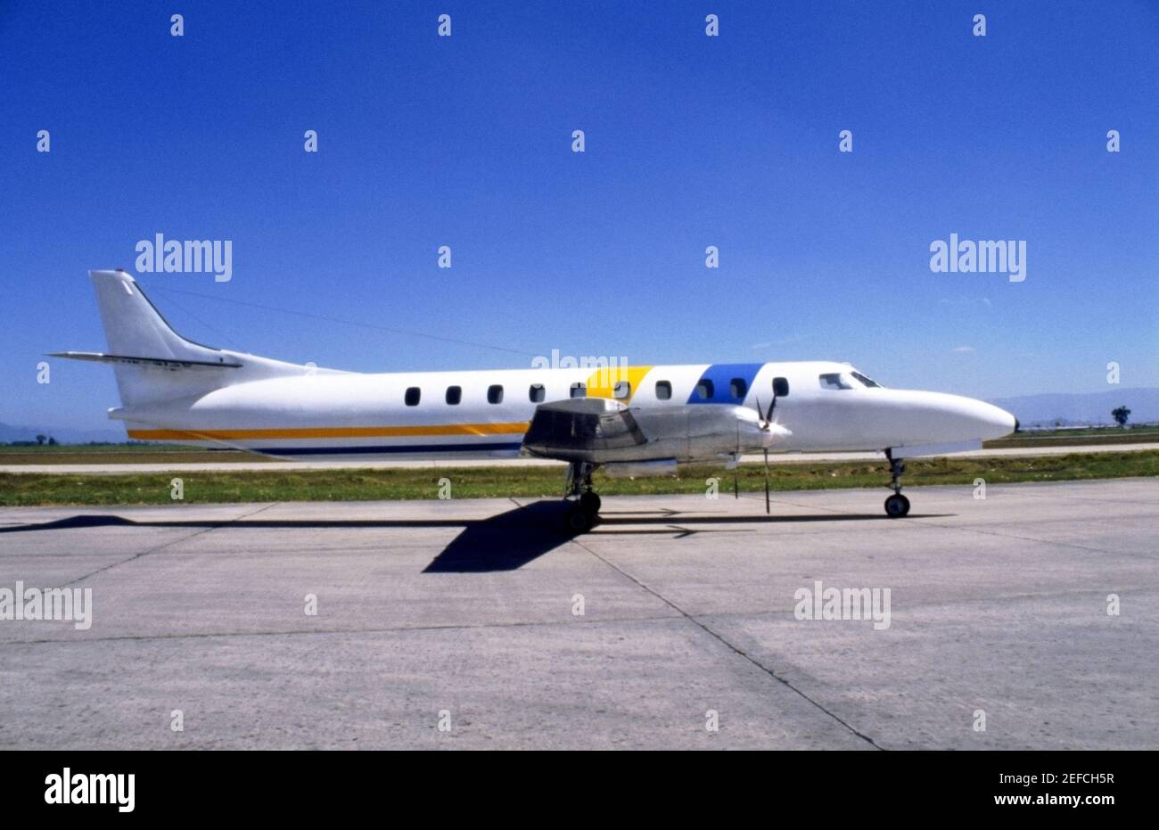 Side profile of an airplane at an airport Stock Photo - Alamy