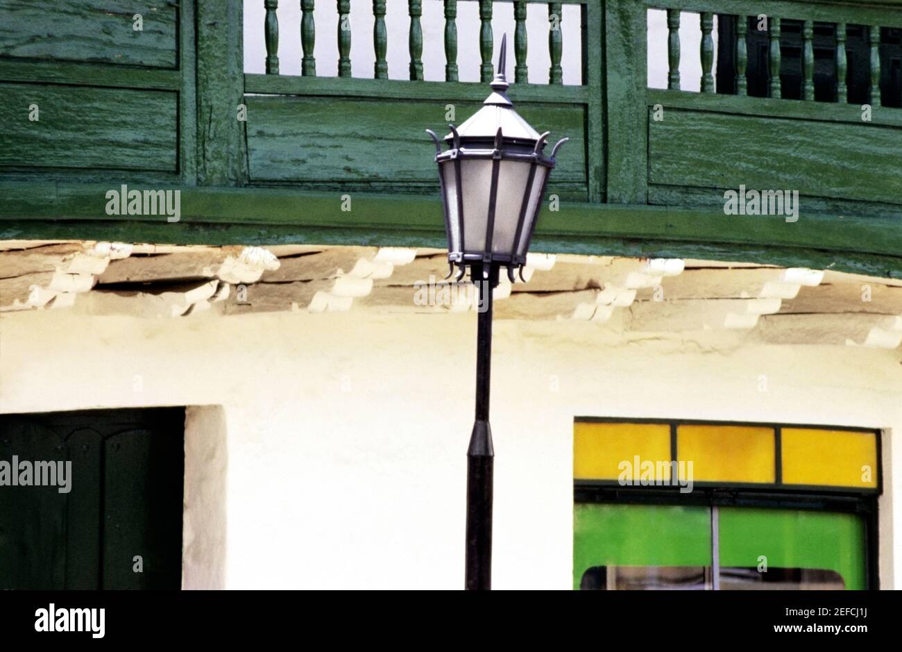 Street light in front building hi-res stock photography and images - Alamy