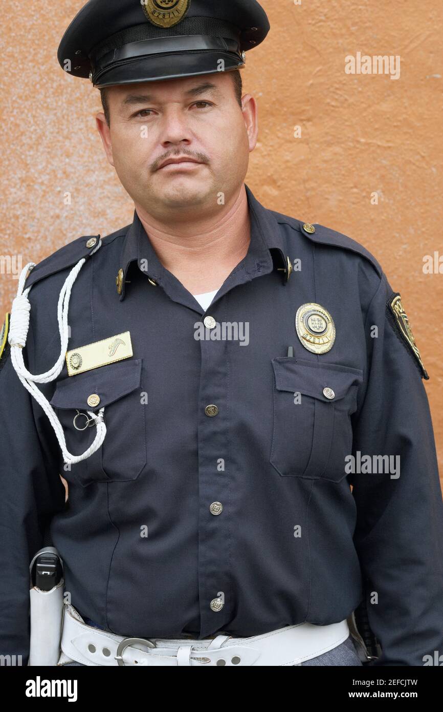 Mexican police officer in uniform hi-res stock photography and images ...