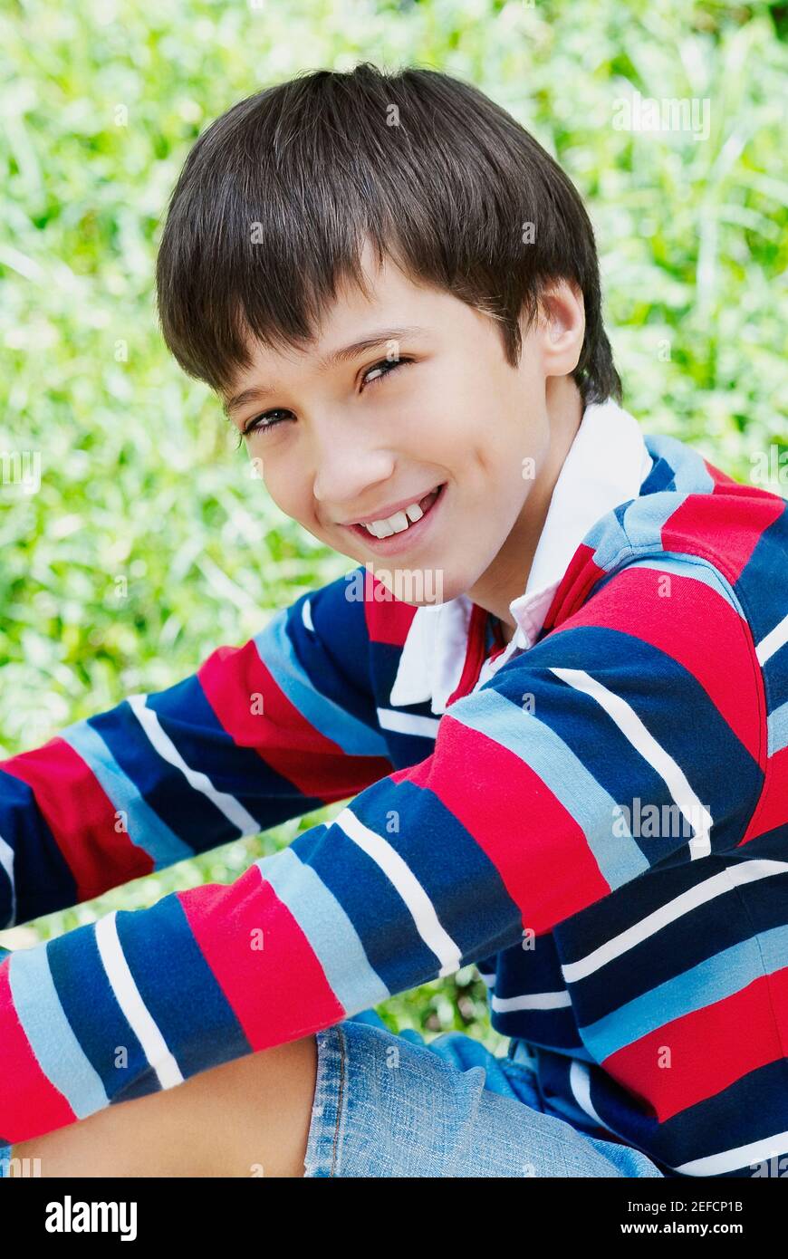 Side profile of a boy sitting and smiling Stock Photo - Alamy
