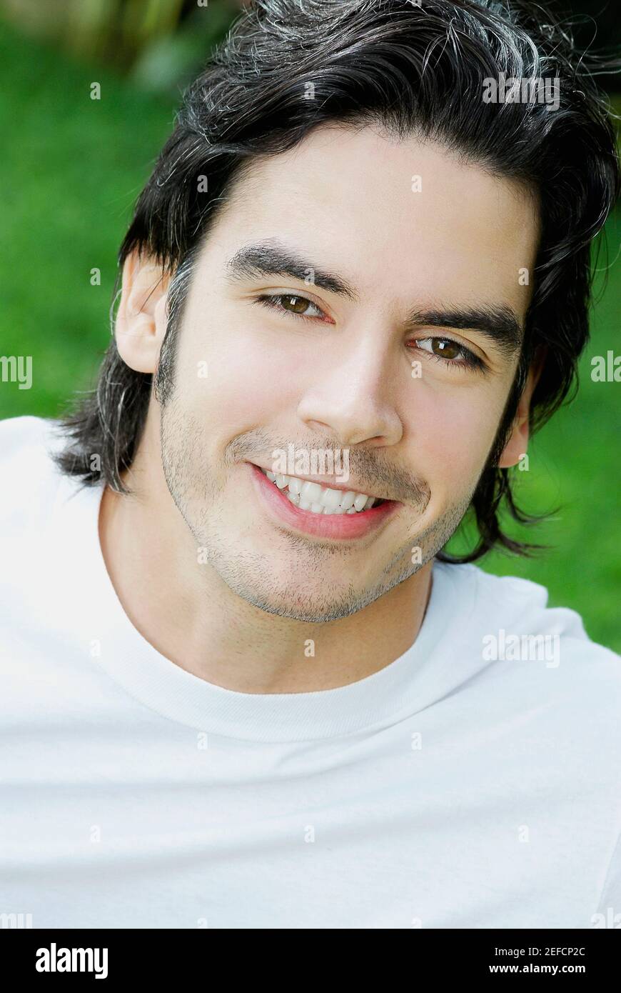 Man smiling portrait 25 29 dof hi-res stock photography and images - Alamy