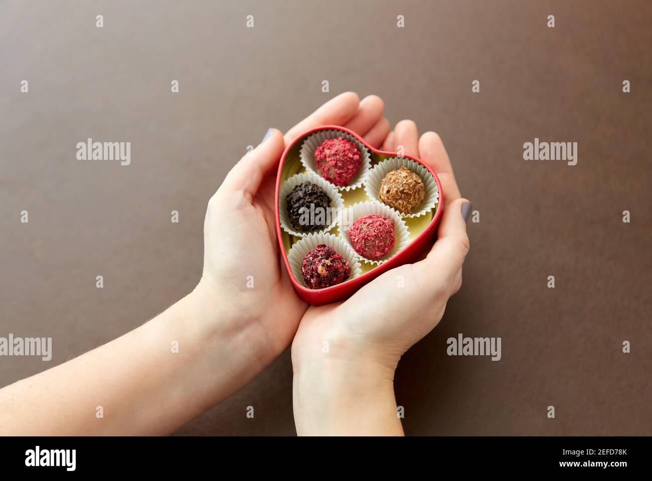 Hand holding chocolate box hi-res stock photography and images - Alamy