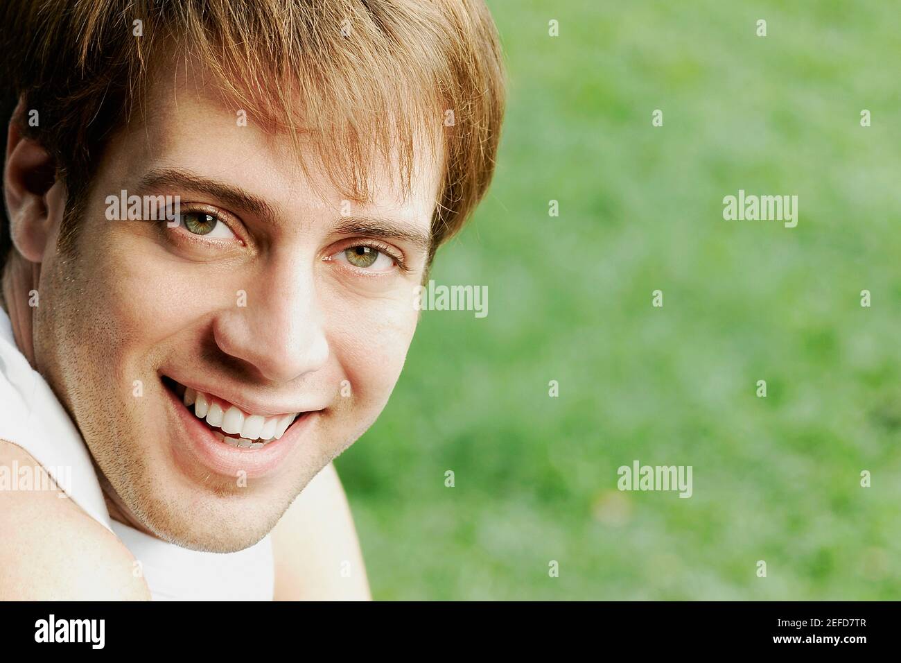 Man smiling portrait 25 29 dof hi-res stock photography and images - Alamy