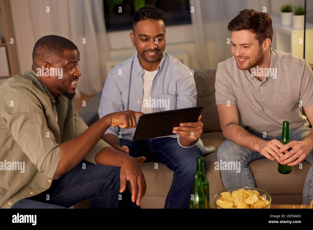 Male friends hanging out computer hi-res stock photography and images ...