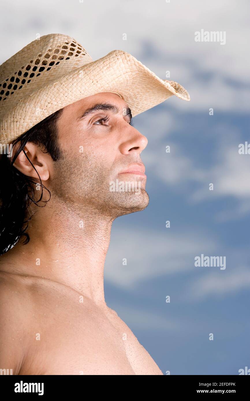 Side profile of a mid adult man wearing a hat Stock Photo - Alamy