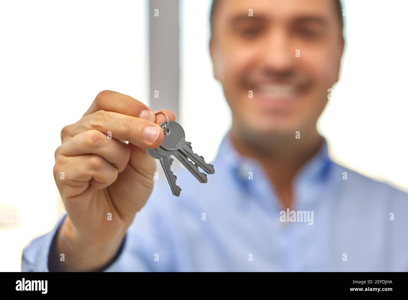 Man holding house keys hi-res stock photography and images - Alamy