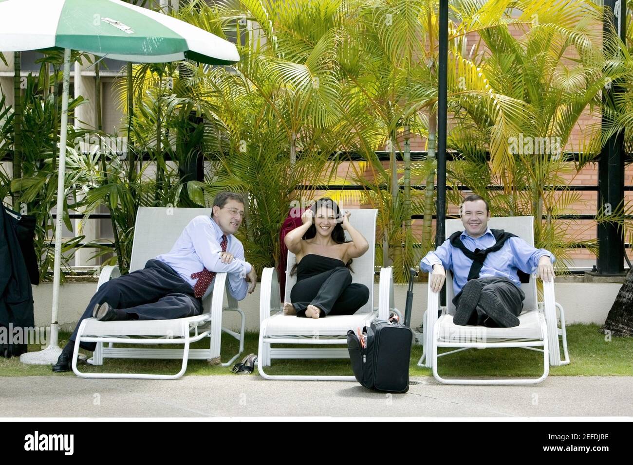 People sitting on lounge chairs hi-res stock photography and images - Alamy