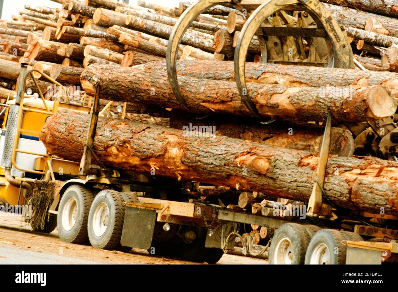 Unloading log truck hi-res stock photography and images - Alamy