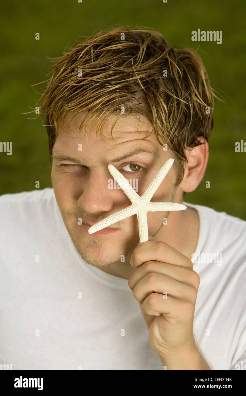 Person holding starfish hi-res stock photography and images - Alamy