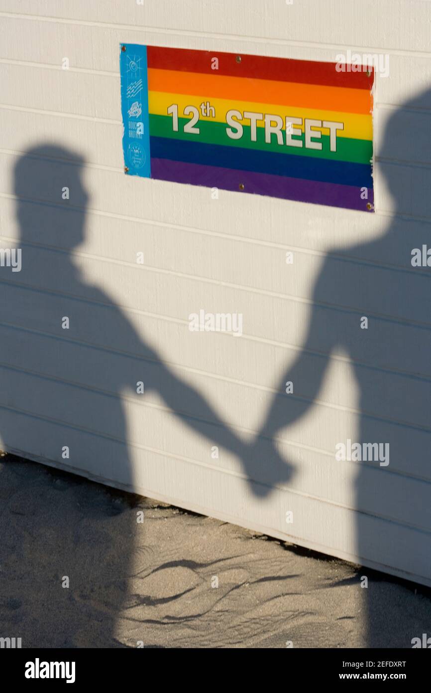 Shadow of two people on a wall holding hands Stock Photo - Alamy