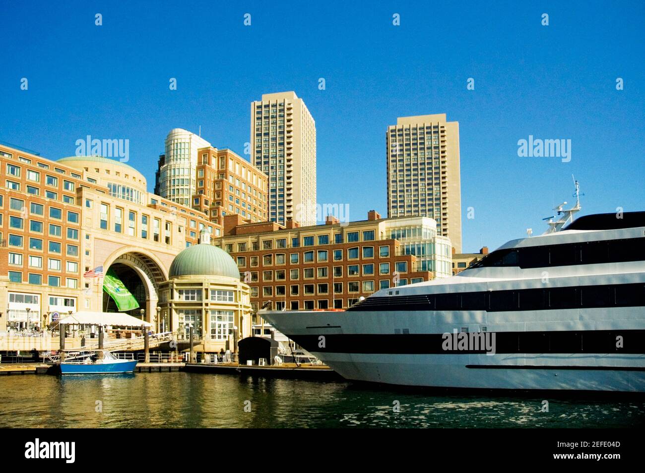 Rowes wharf arch hi-res stock photography and images - Alamy