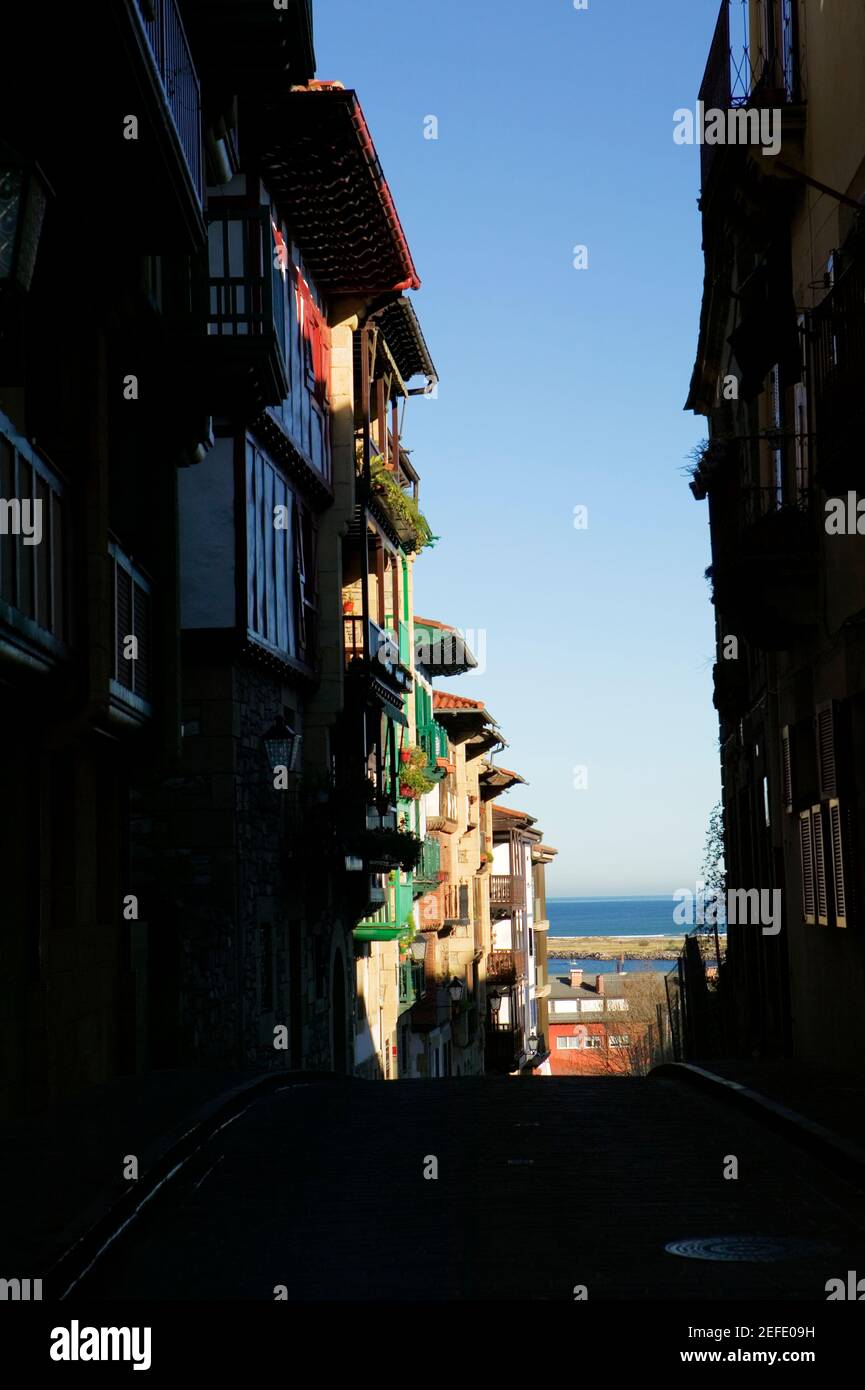 Man dark alleyway hi-res stock photography and images - Alamy