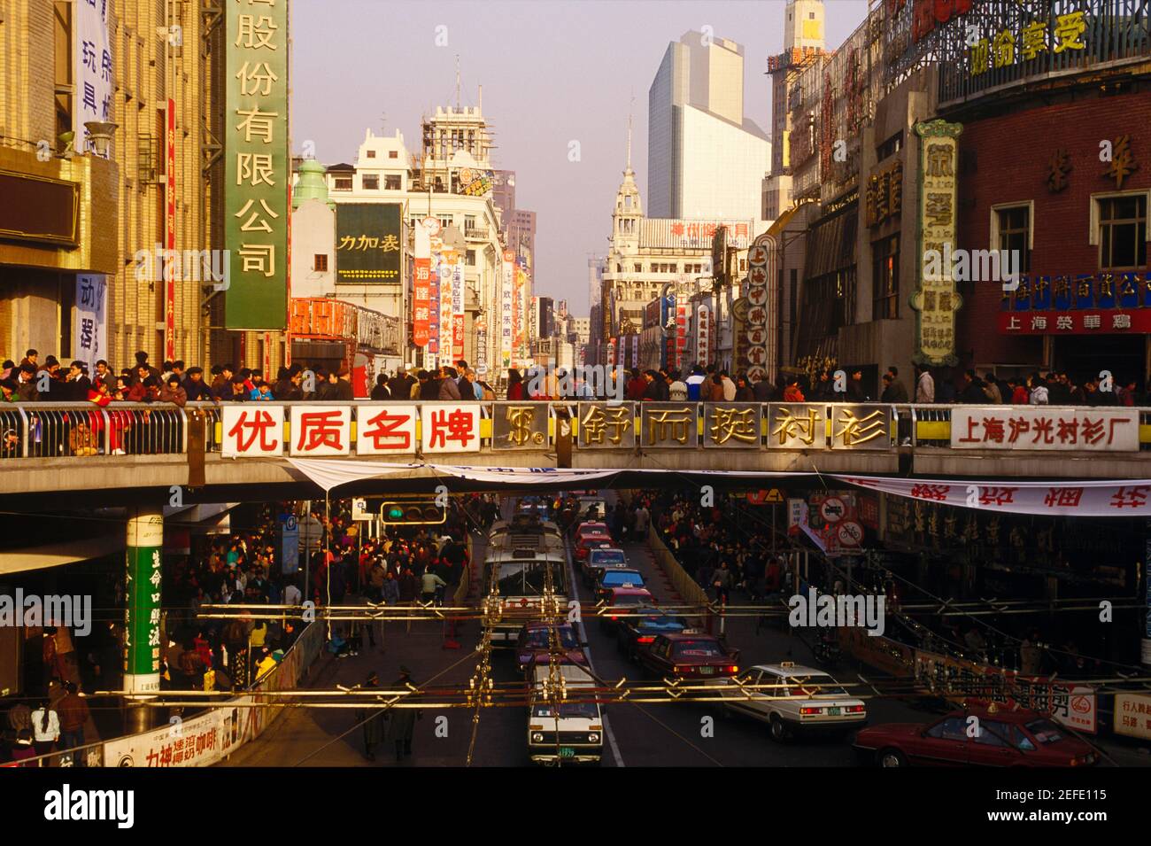 Footbridge across street hi-res stock photography and images - Alamy