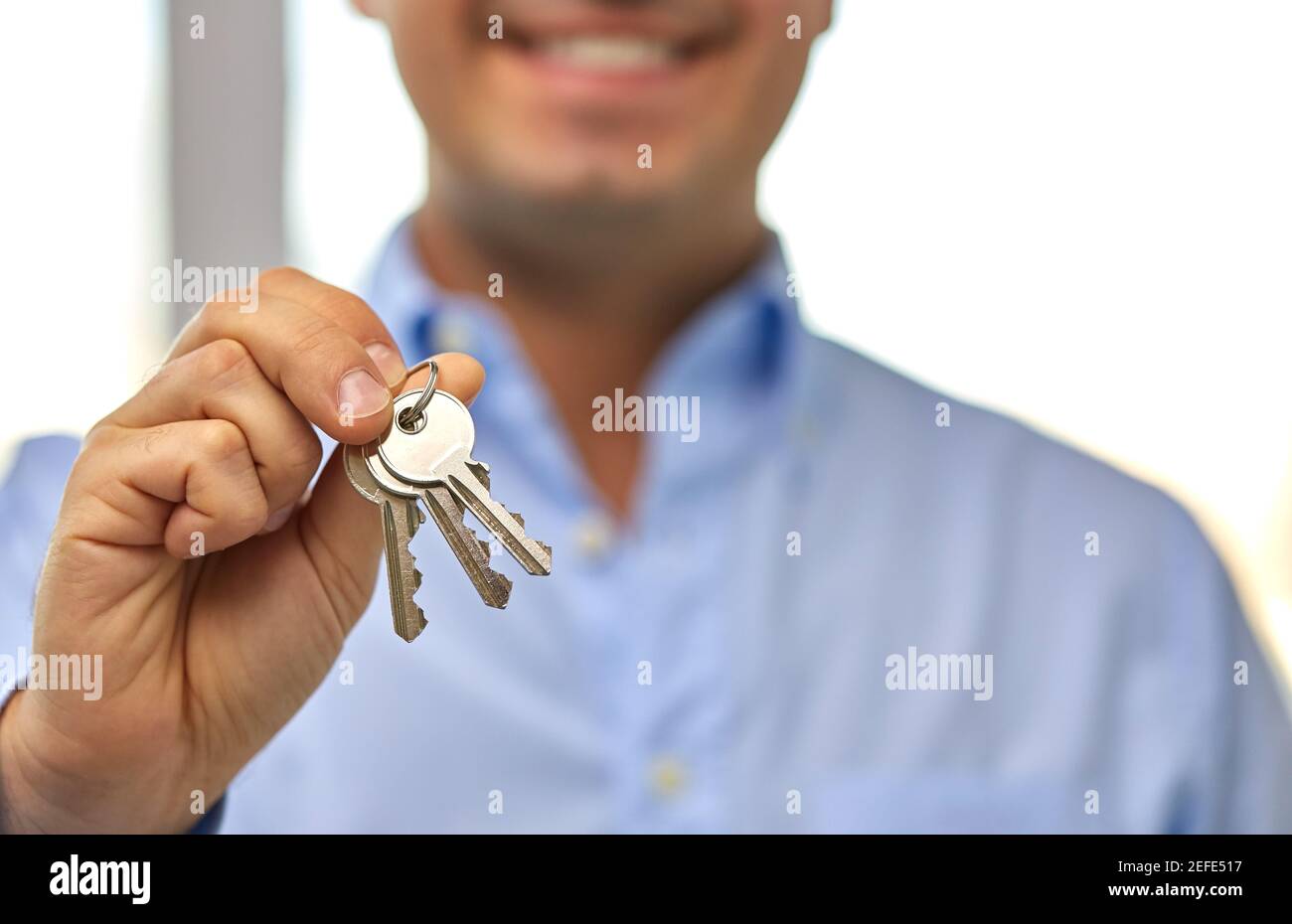 Man holding house keys hi-res stock photography and images - Alamy