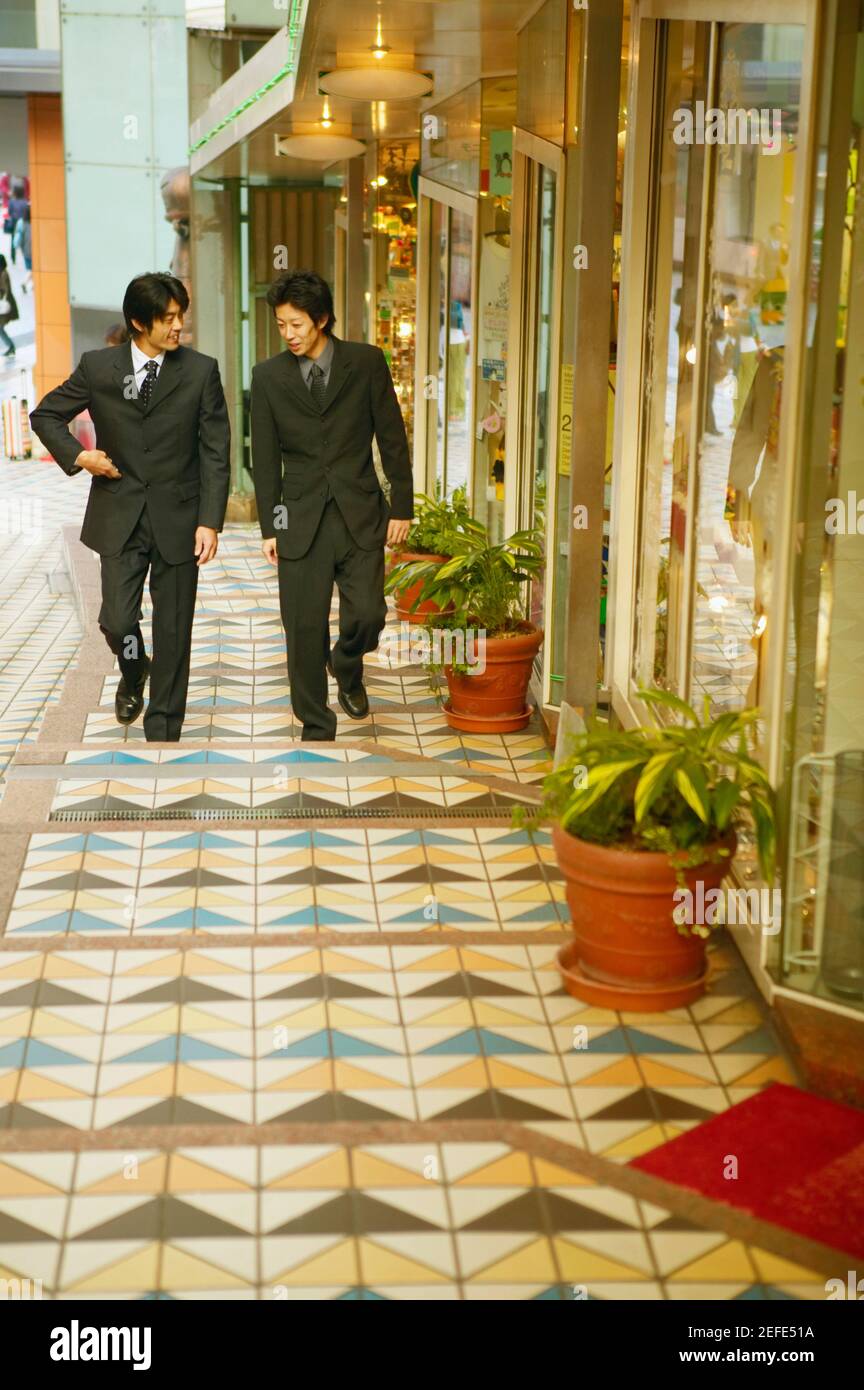 Japanese middle aged adults talking hi-res stock photography and images ...