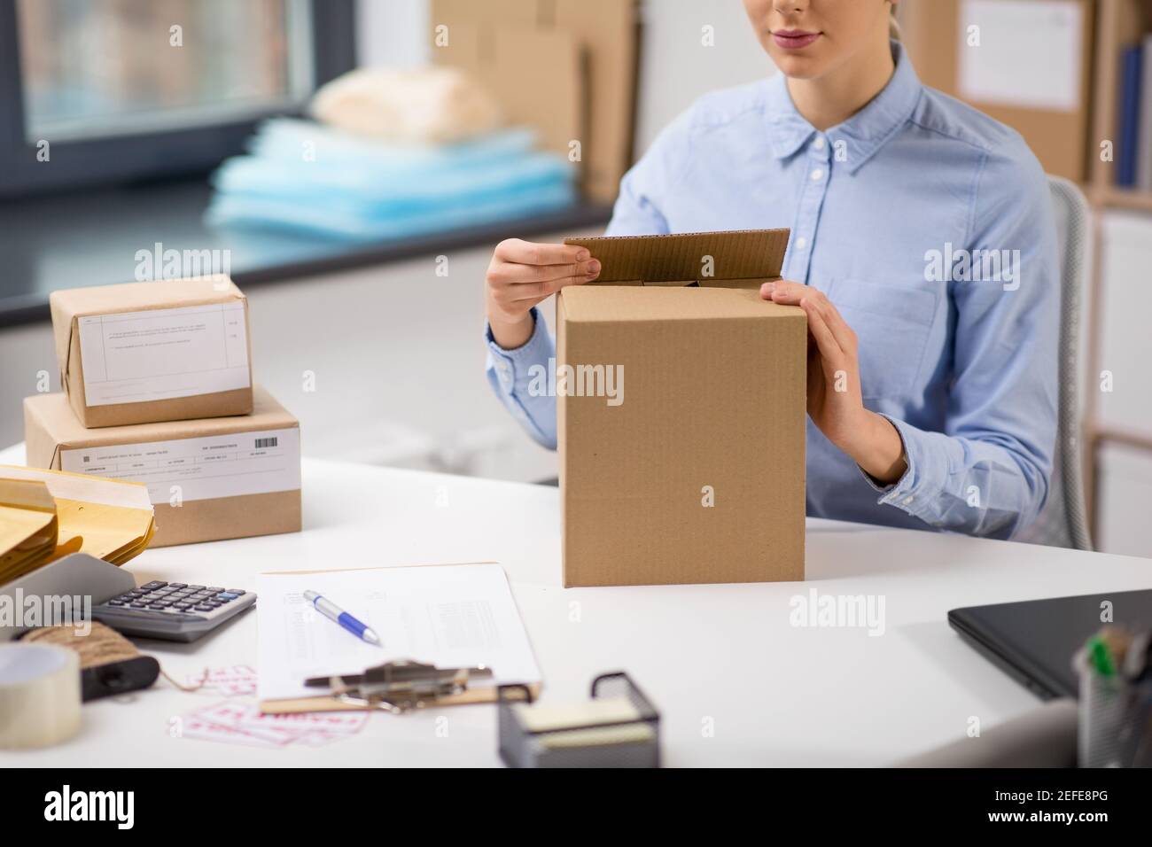 Packing parcel hi-res stock photography and images - Alamy