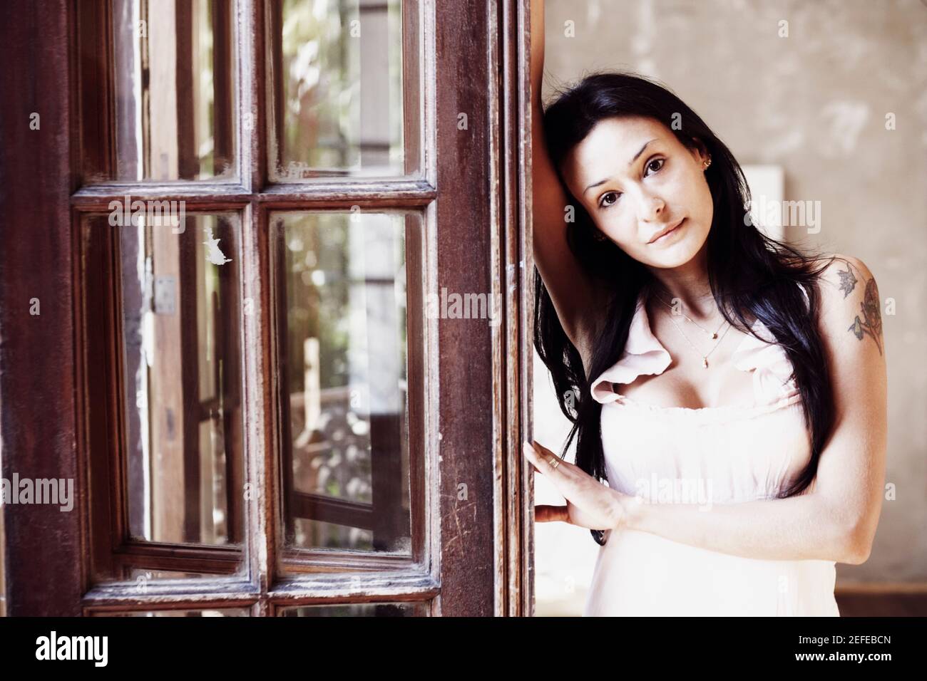 Woman leaning against the door hi-res stock photography and images - Alamy