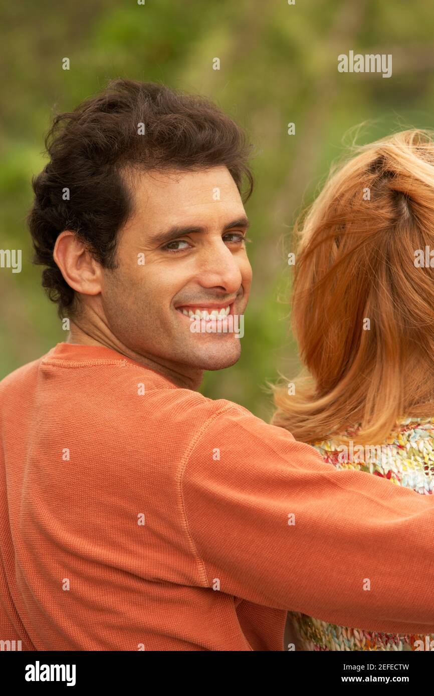 Arm around shoulder two people hi-res stock photography and images - Alamy