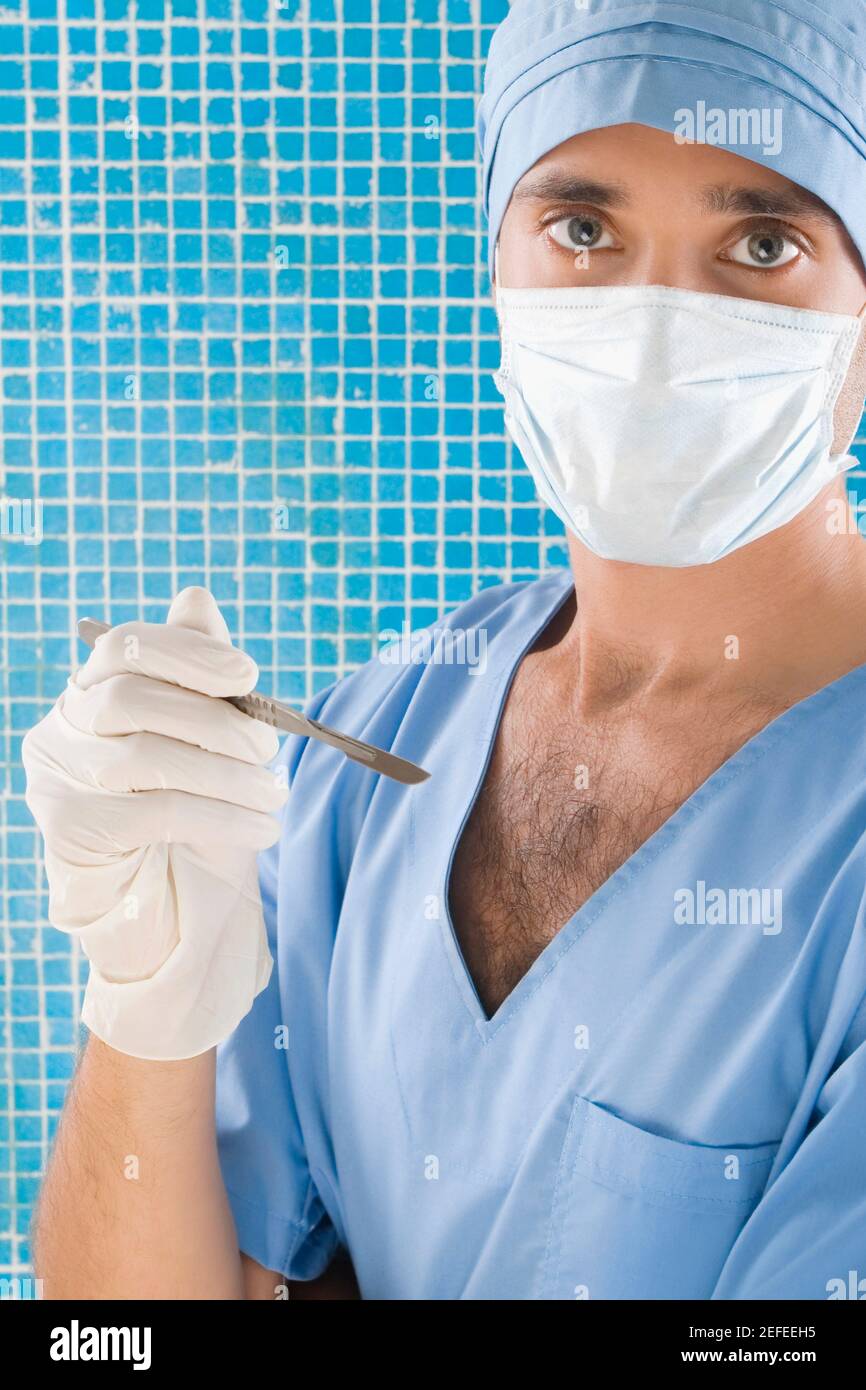 Portrait of a male surgeon holding a scalpel Stock Photo - Alamy