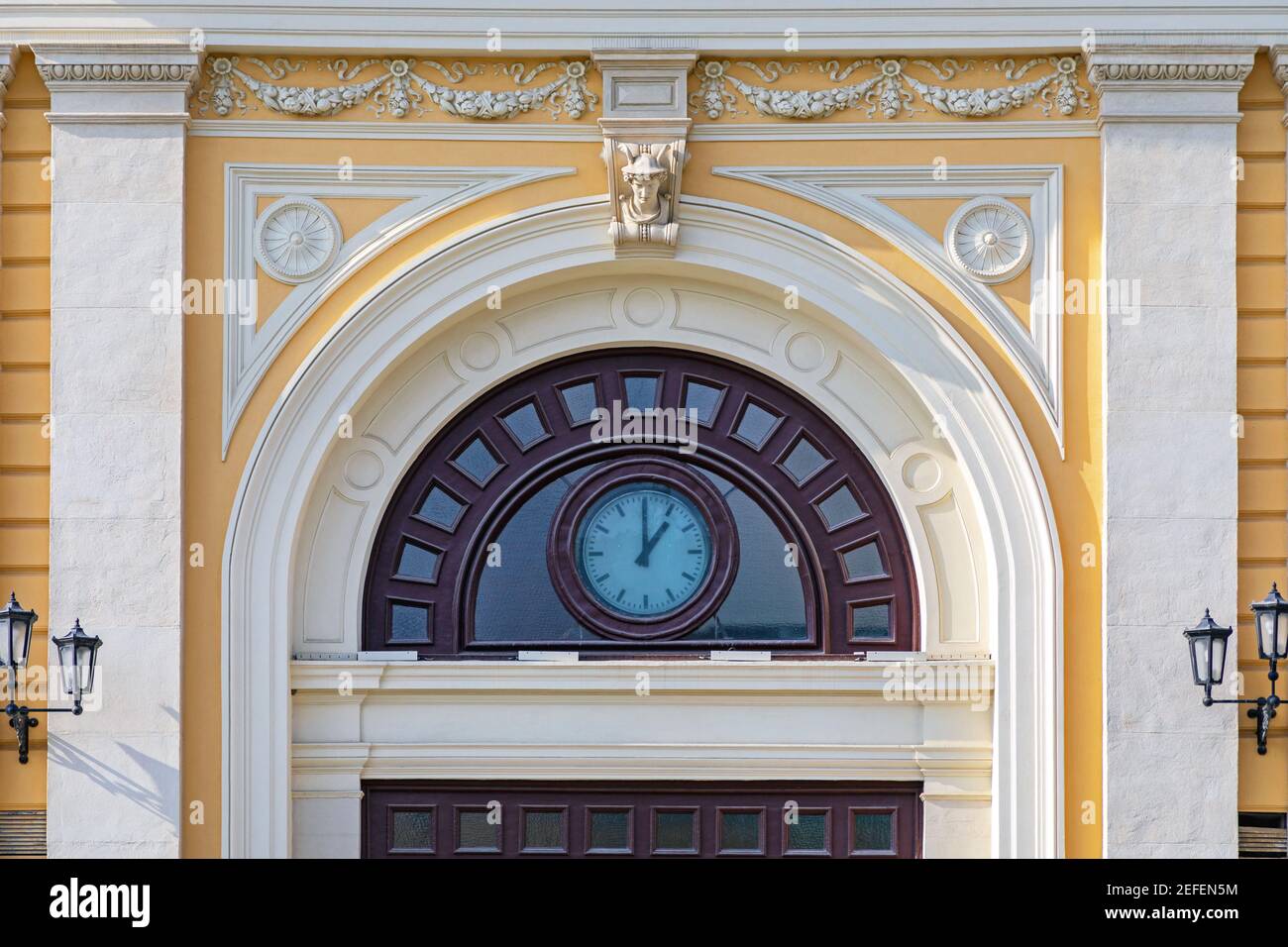 Clock in arch hi-res stock photography and images - Alamy