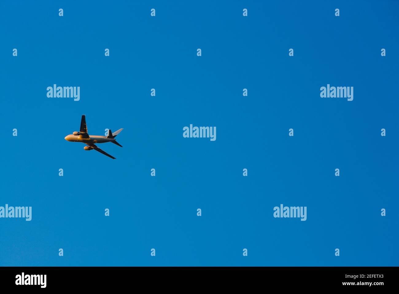 Commercial airplane from below hi-res stock photography and images - Alamy