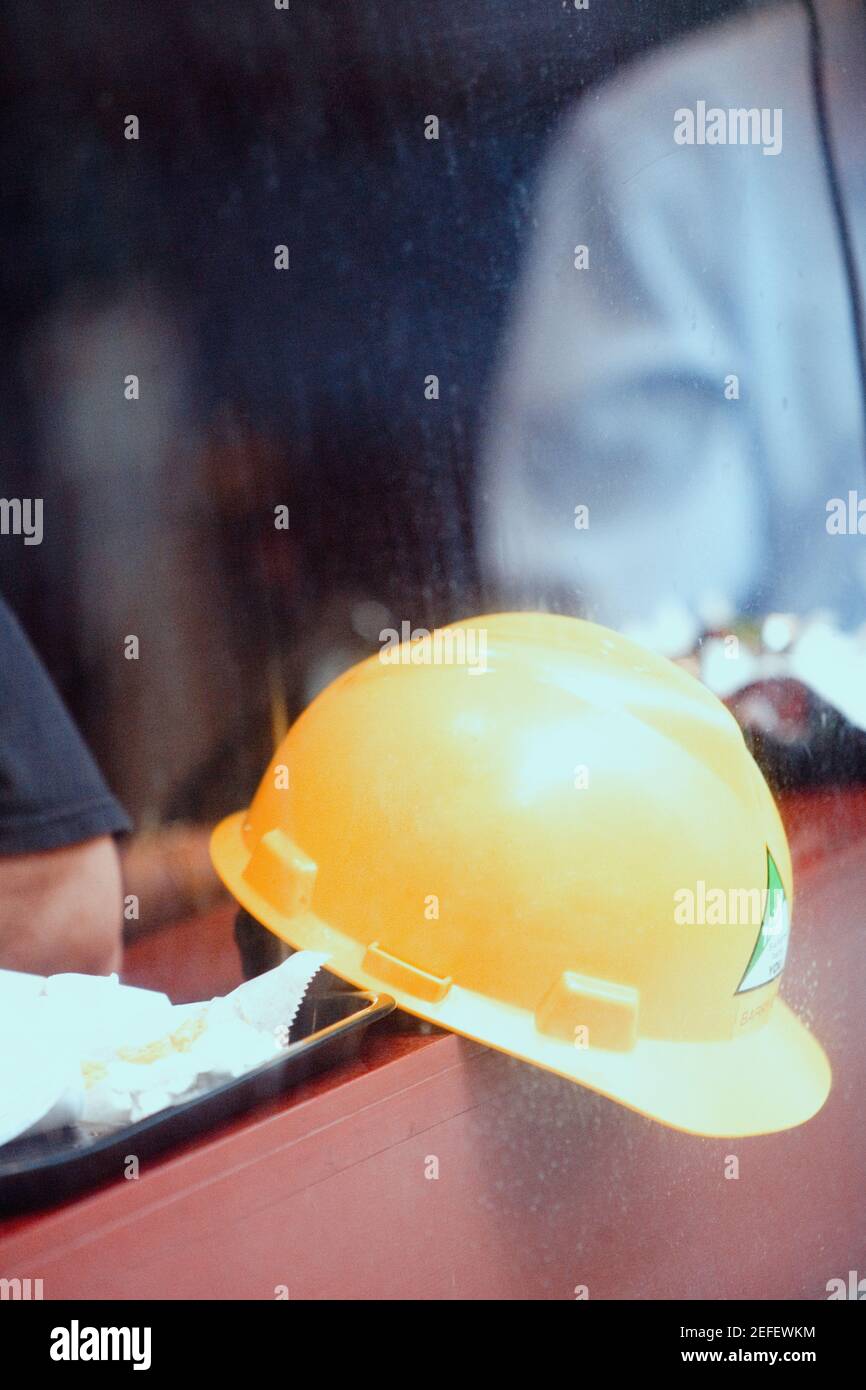 Hand hardhat hi-res stock photography and images - Alamy