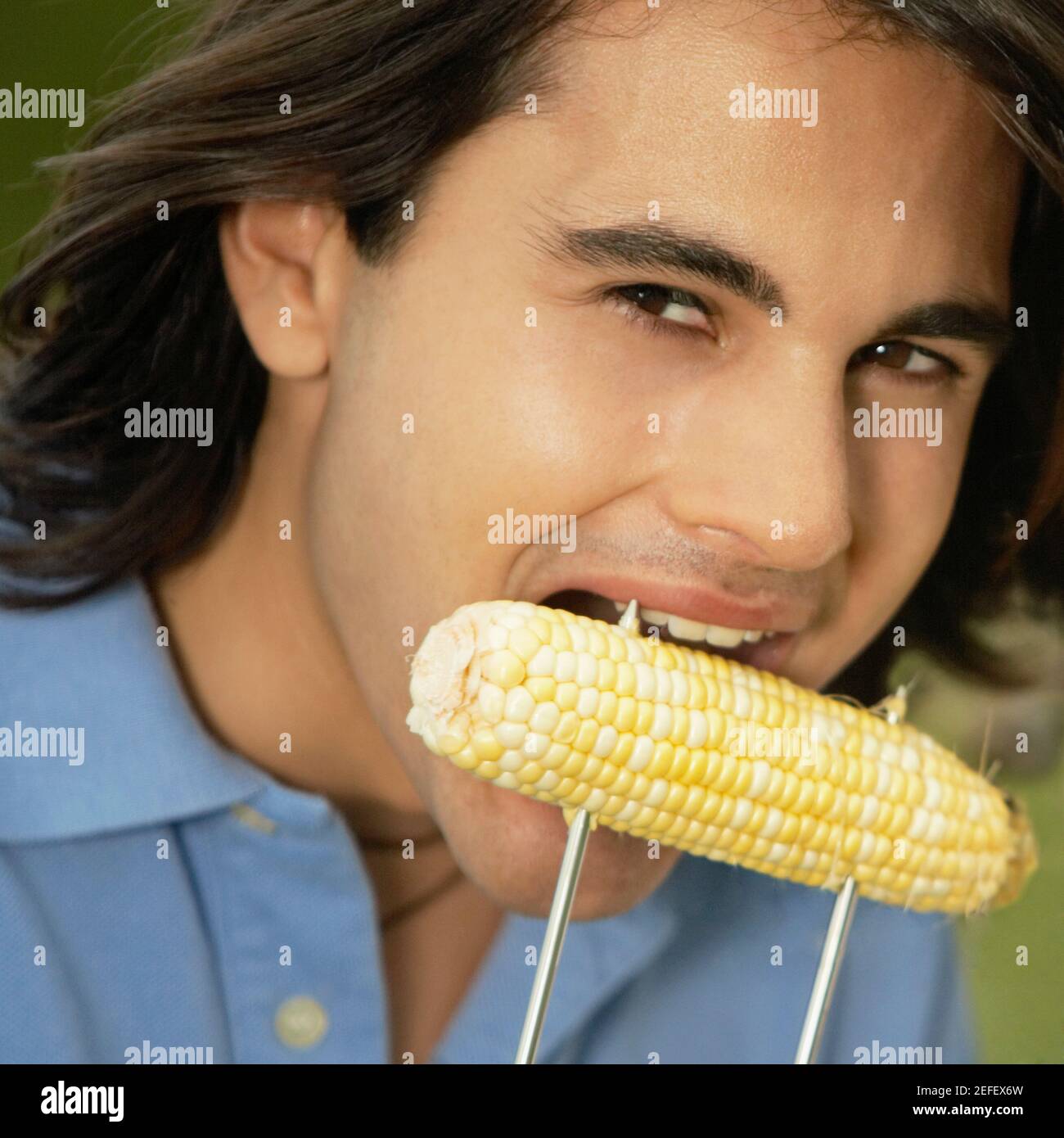 Man eating corn on the cob hi-res stock photography and images - Alamy
