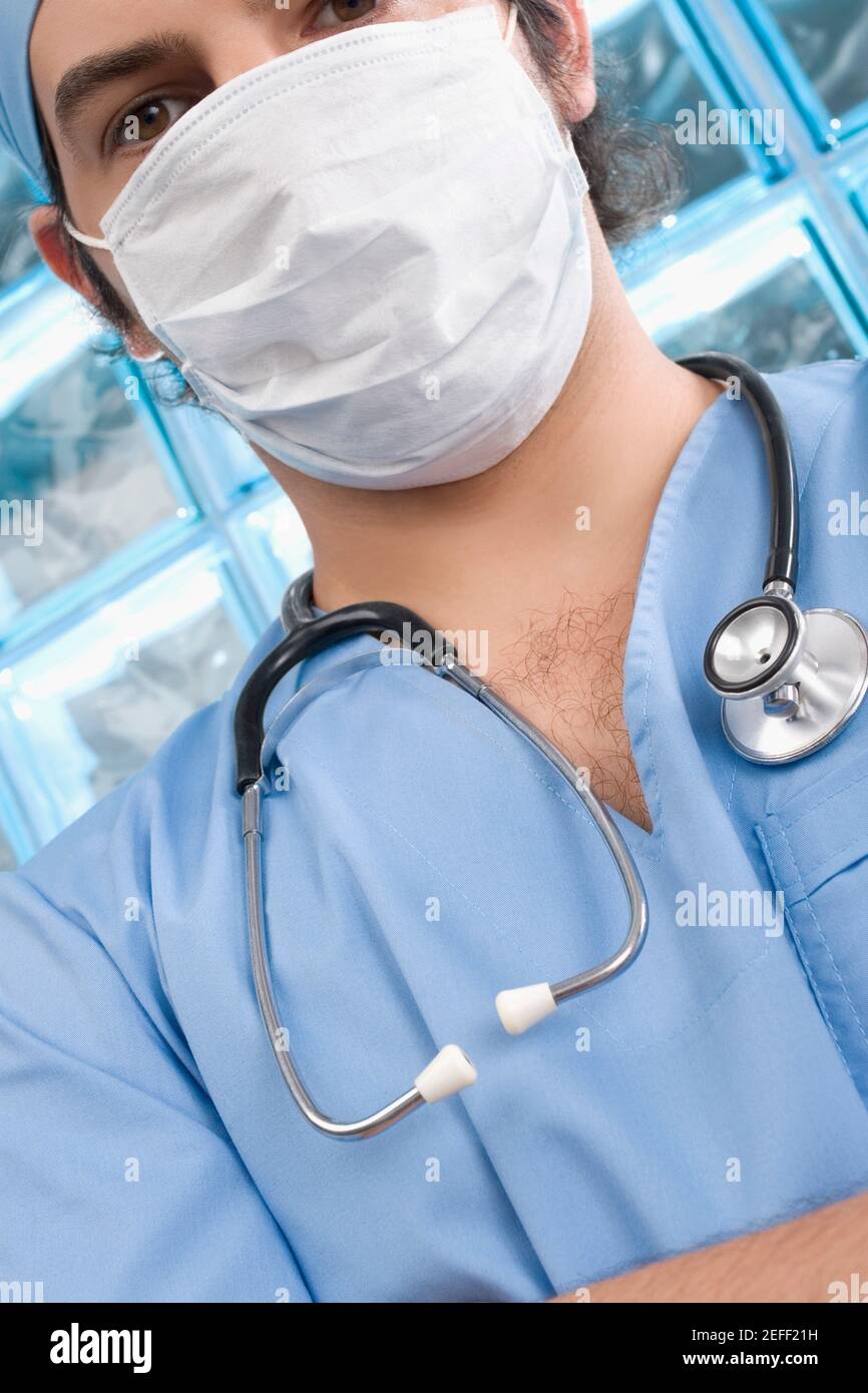 Portrait of a male surgeon wearing a surgical mask Stock Photo - Alamy