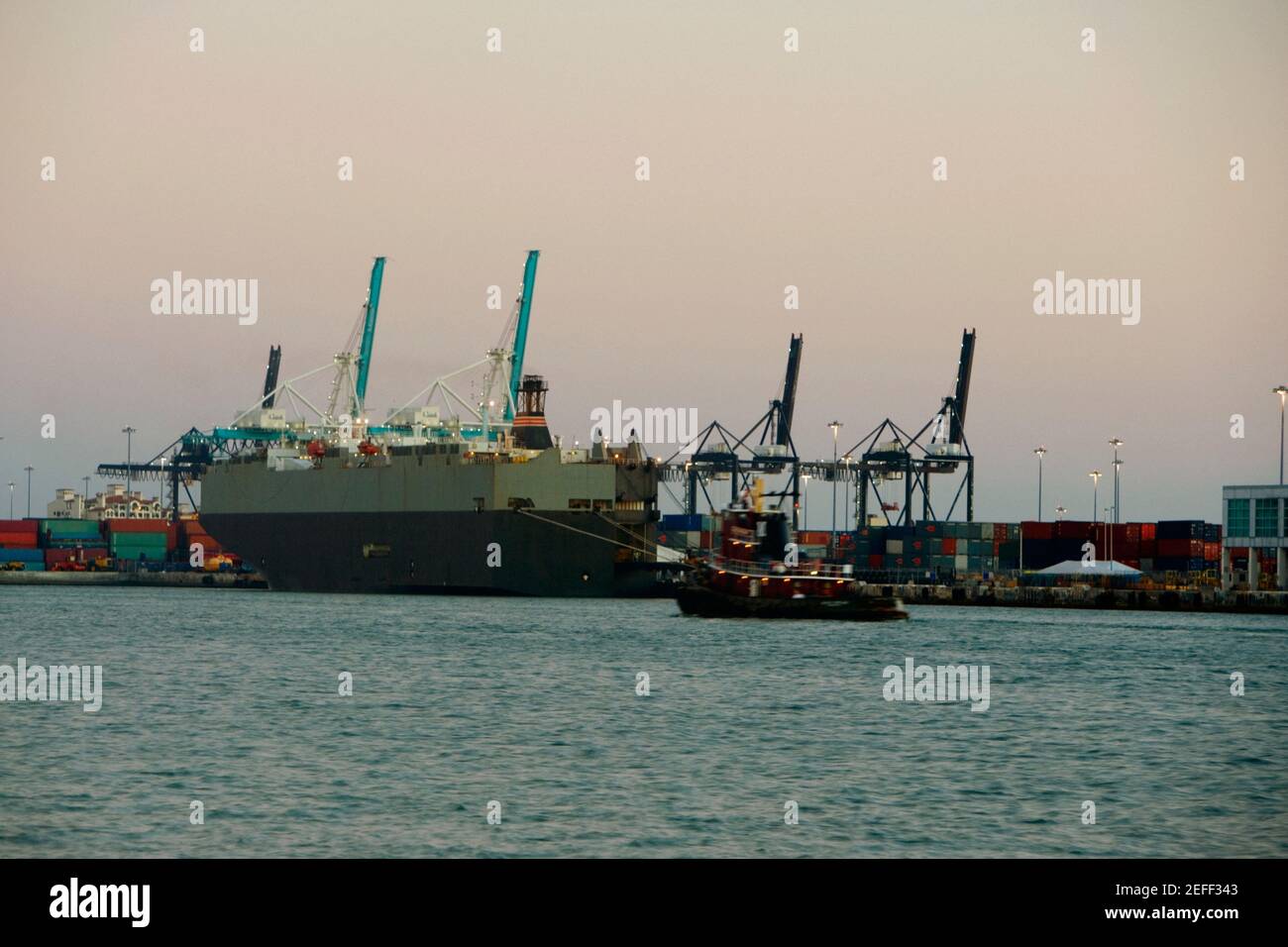 Mooring of a container ship hi-res stock photography and images - Alamy