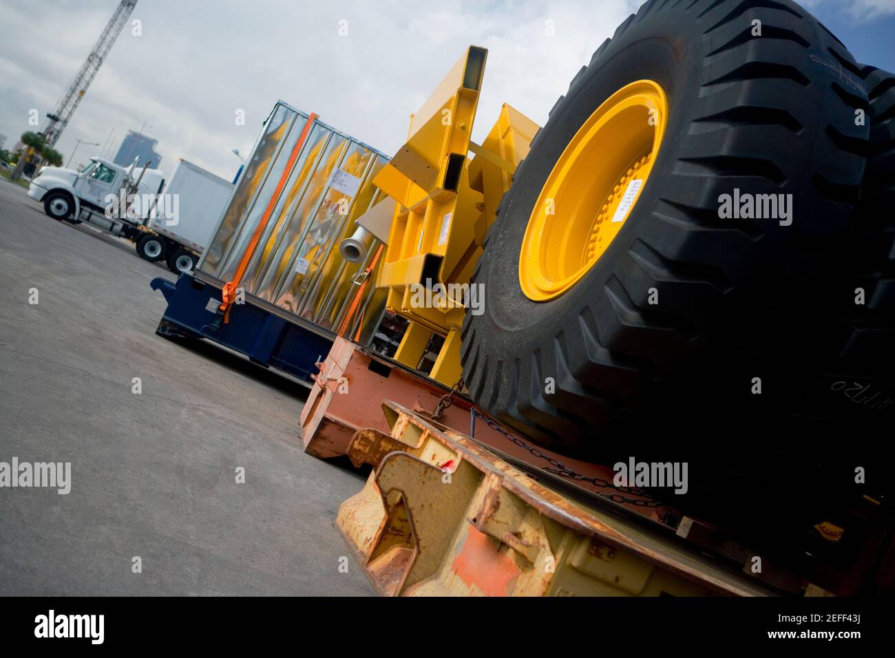 Crane transporting shipping container hi-res stock photography and ...