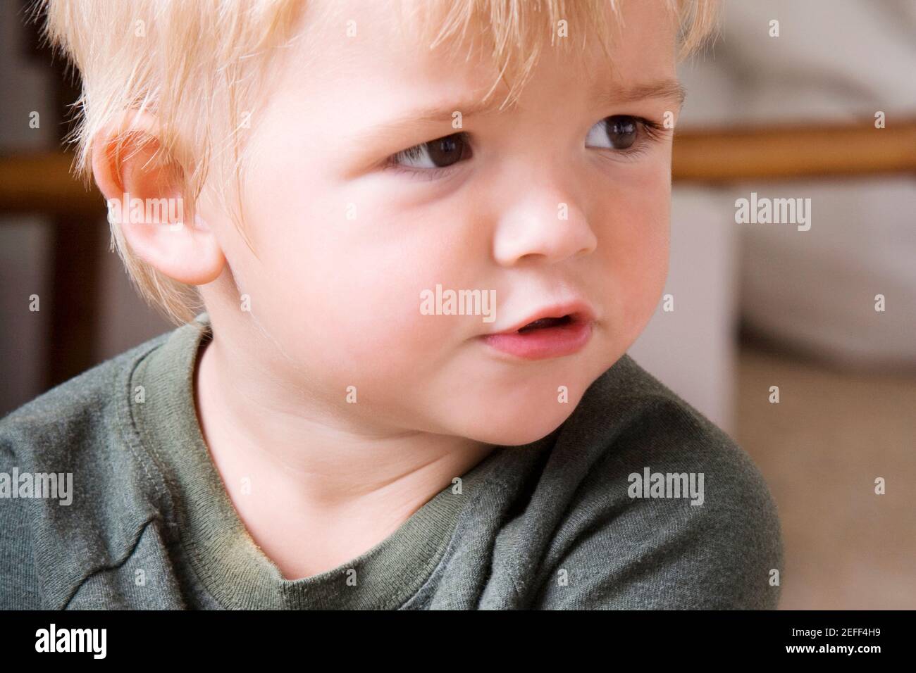 Boy looking sideways hi-res stock photography and images - Alamy