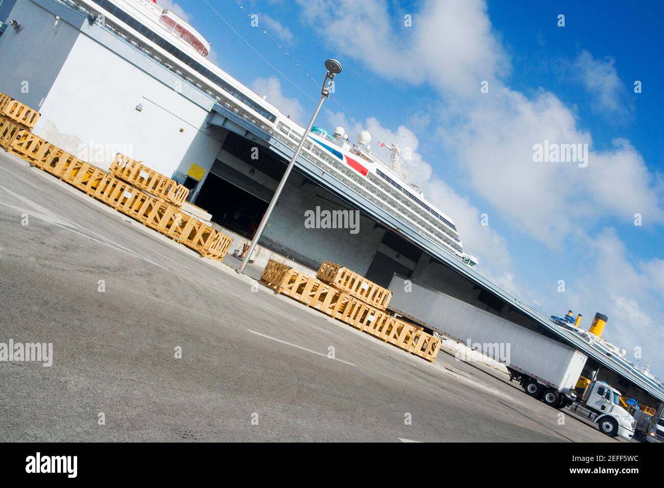 Transportation transporting vehicle hgv hi-res stock photography and ...